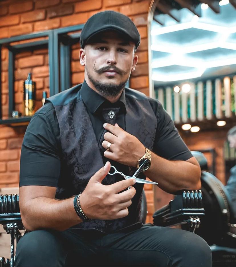 B365 - VIDEO | Virgil The Barber, frizerul din București care face fapte bune pentru oamenii ...