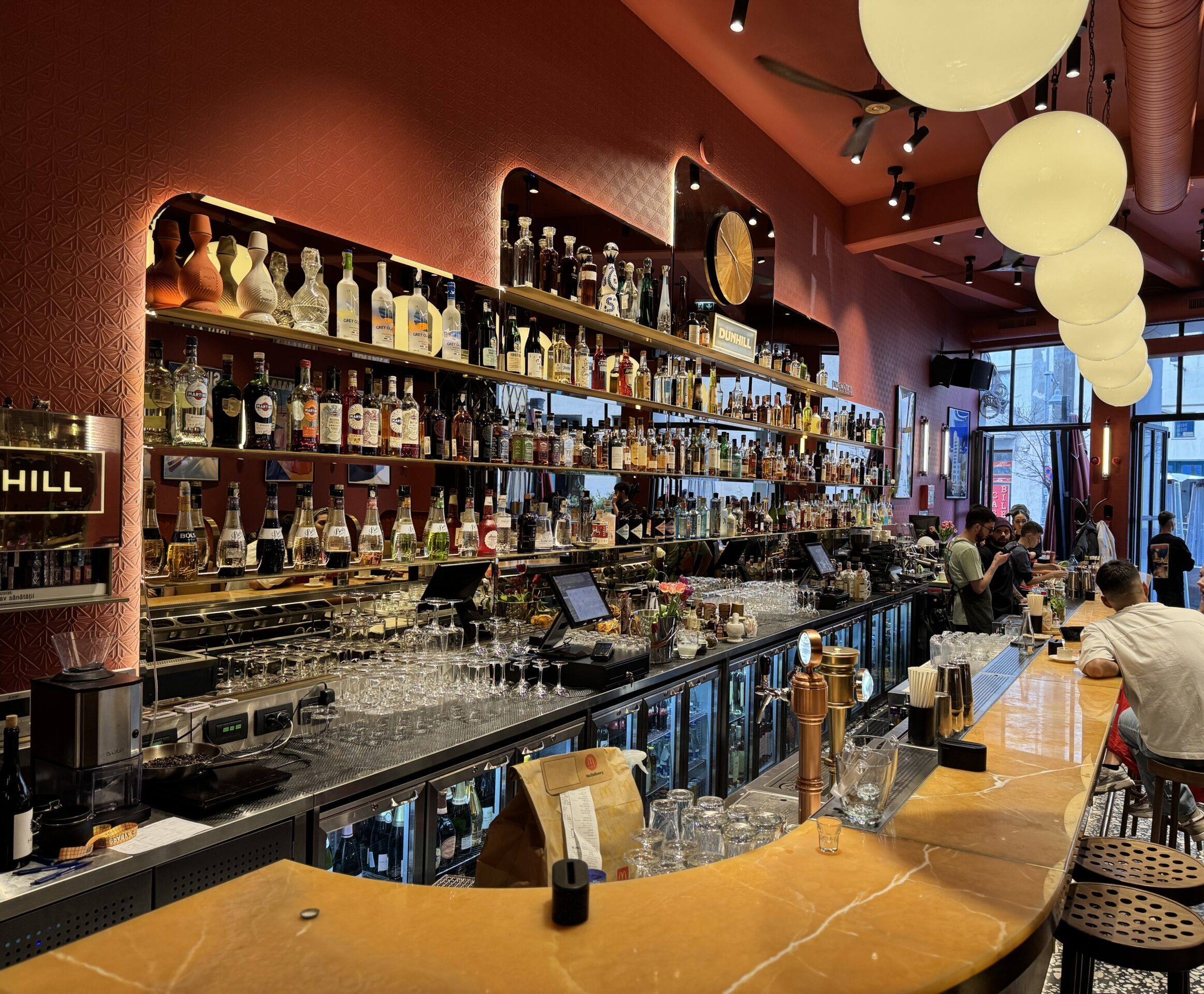 B365 - Două lumi într-un singur loc din București, în buricul târgului ...