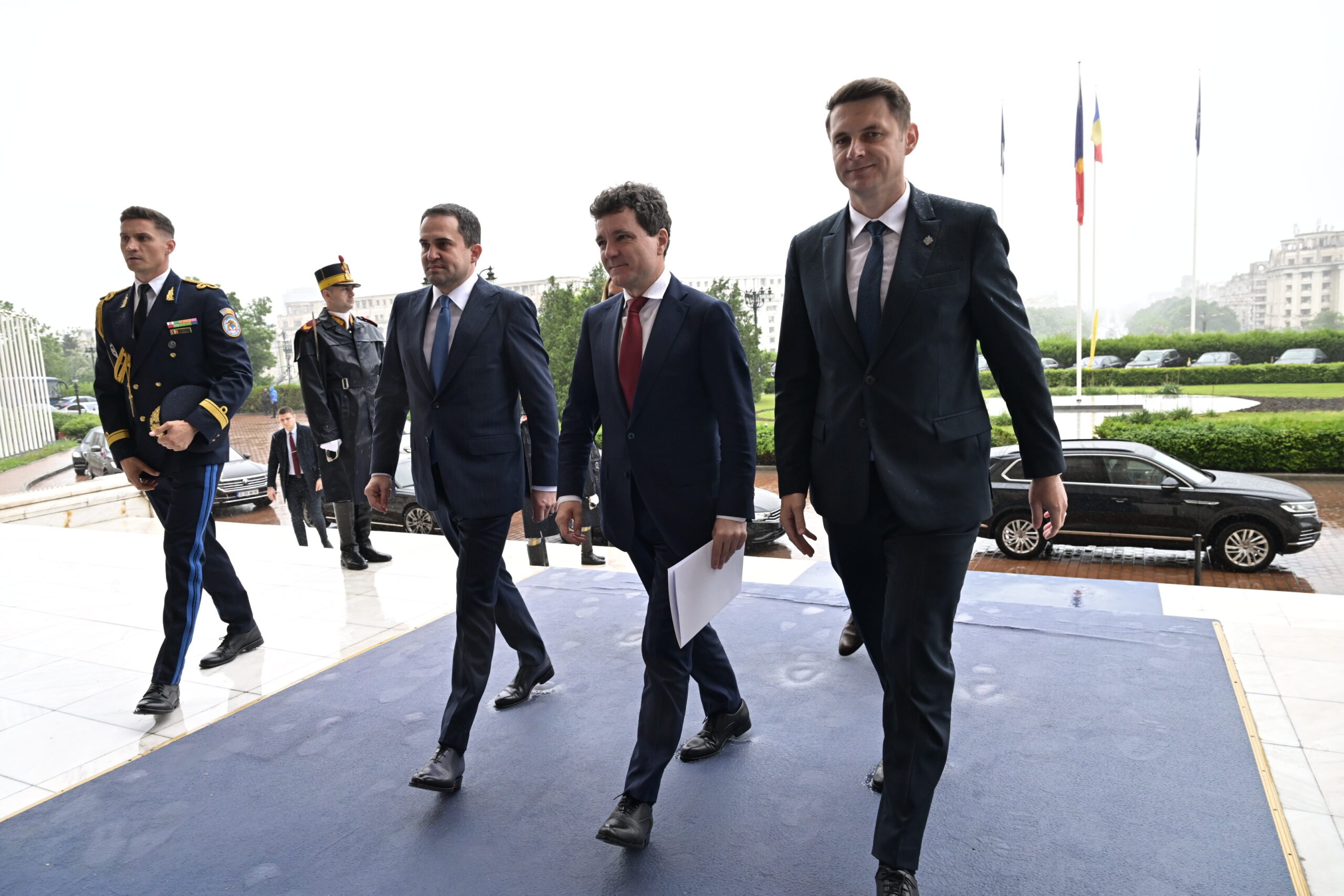 B365 - "Frumos e, maică!" Detaliul din spatele președintelui Nicușor ...